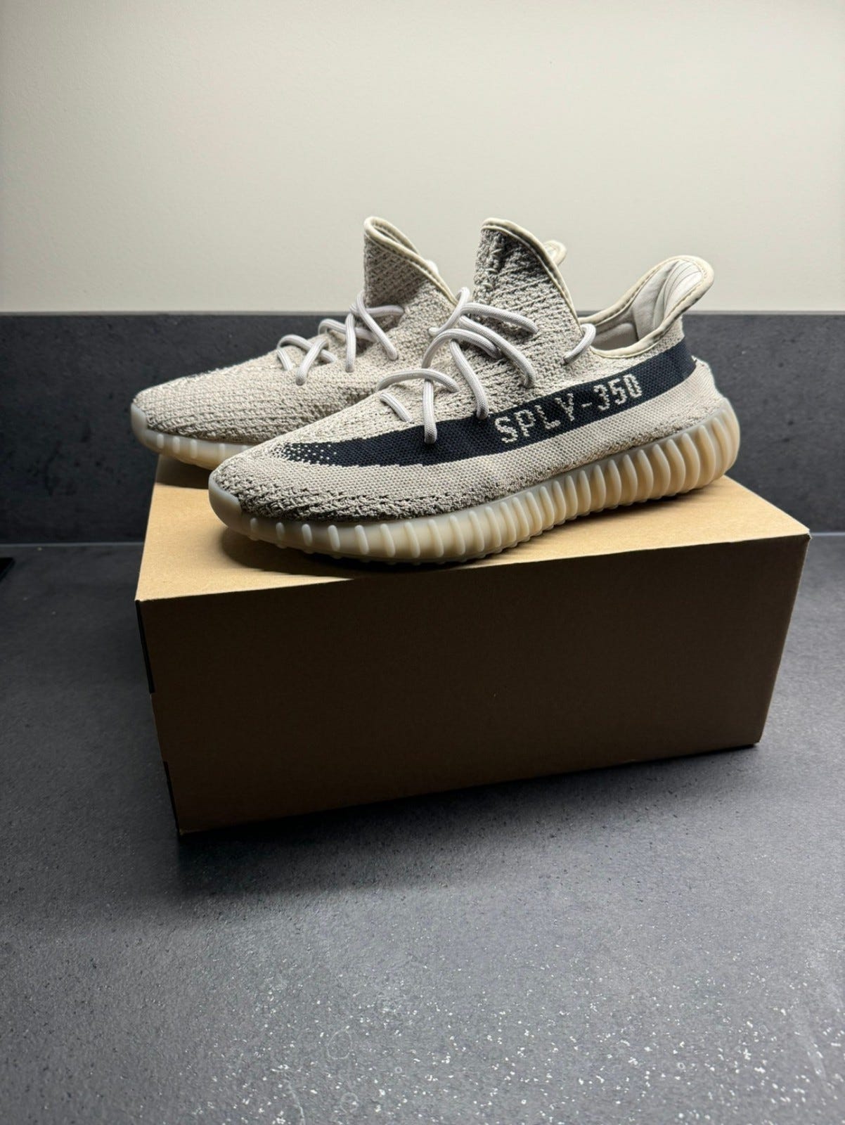 Yeezy Boost 350 V2 Granit 44 2/3 | FINN-torget