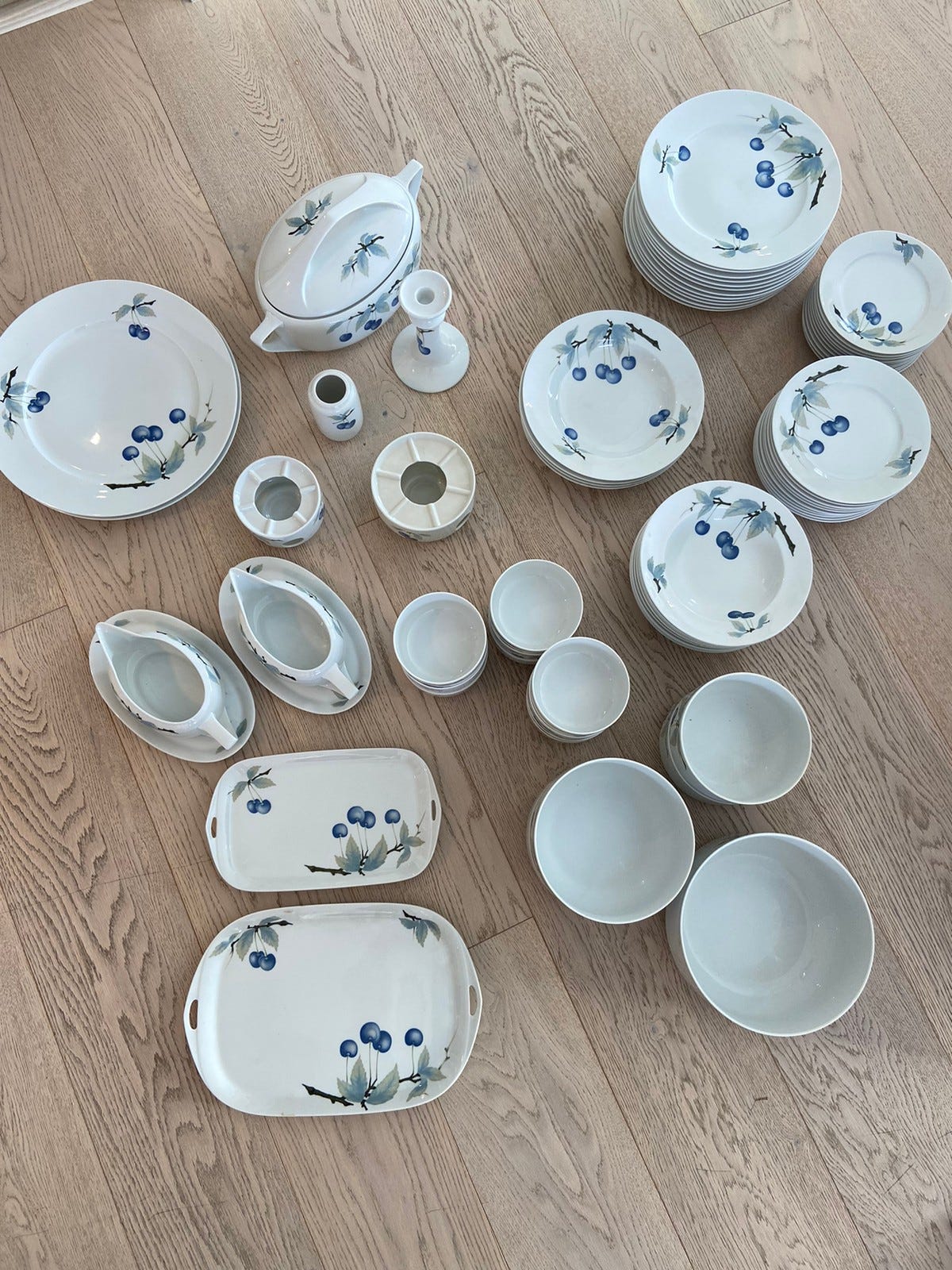 🍵 Komplett Servise i Porselen til Salgs! (Merke Classic Rose) 🌸 | FINN ...