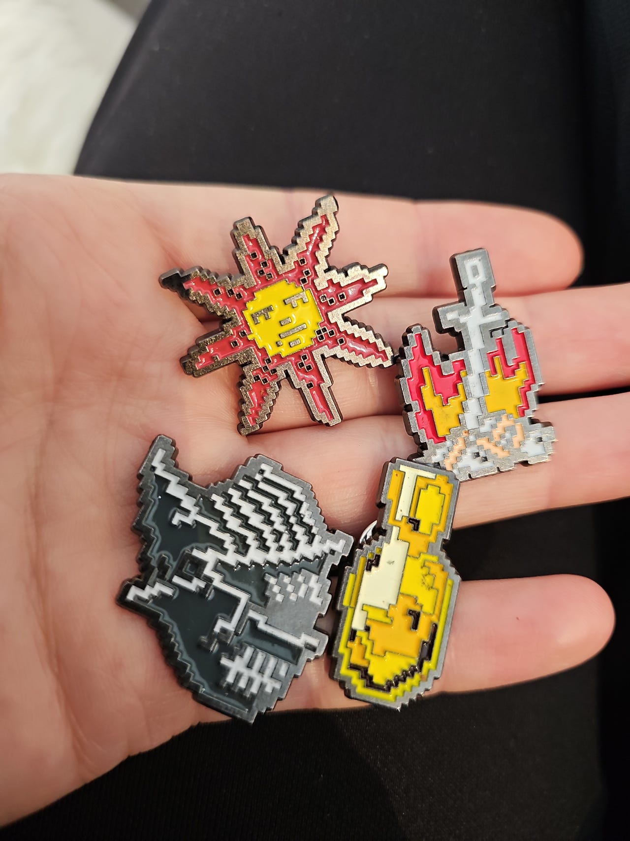 4 stk Dark Souls Pins (Flask, Sun, Bonfire, Helmet) | FINN torget
