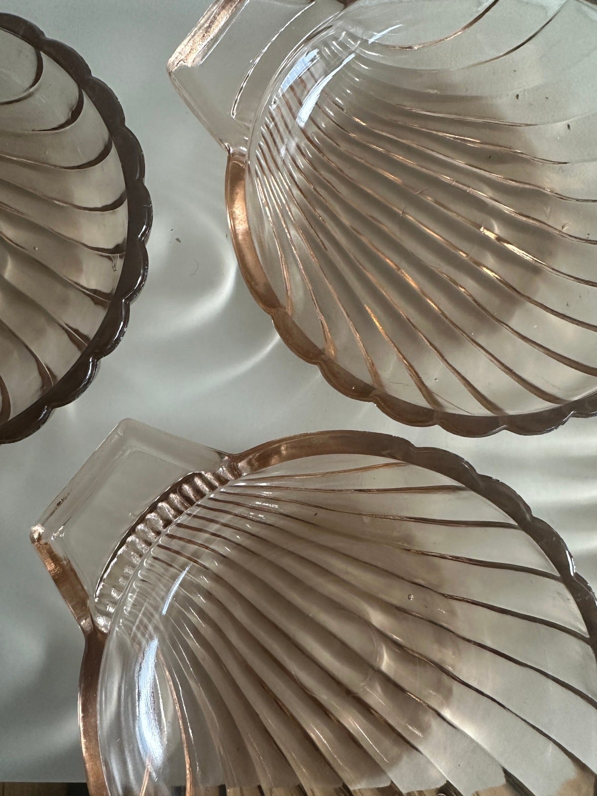 Pressglass i rosa, skjellform 4 skåler | FINN-torget