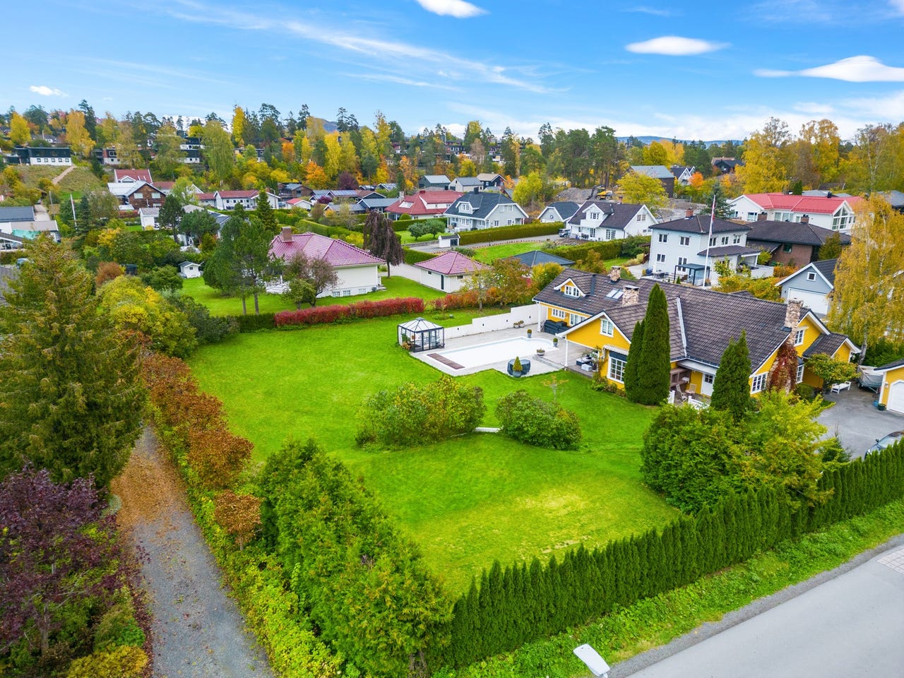 NESBRU / MELLOM-NES - Flott og flat eneboligtomt på 908 kvm i blindvei ...