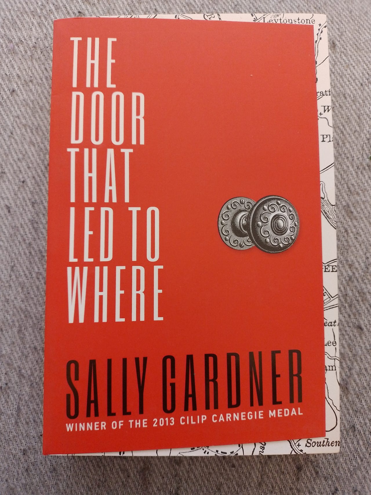 THE DOOR THAT LED TO WHERE - Sally Gardner. NY, IKKE LEST! | FINN-torget