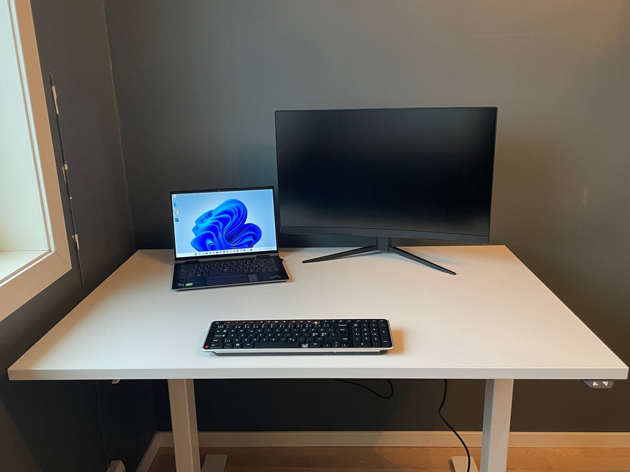 Som ny - hev/senk pult, elektrisk, hvit, 120 x 80 | FINN torget