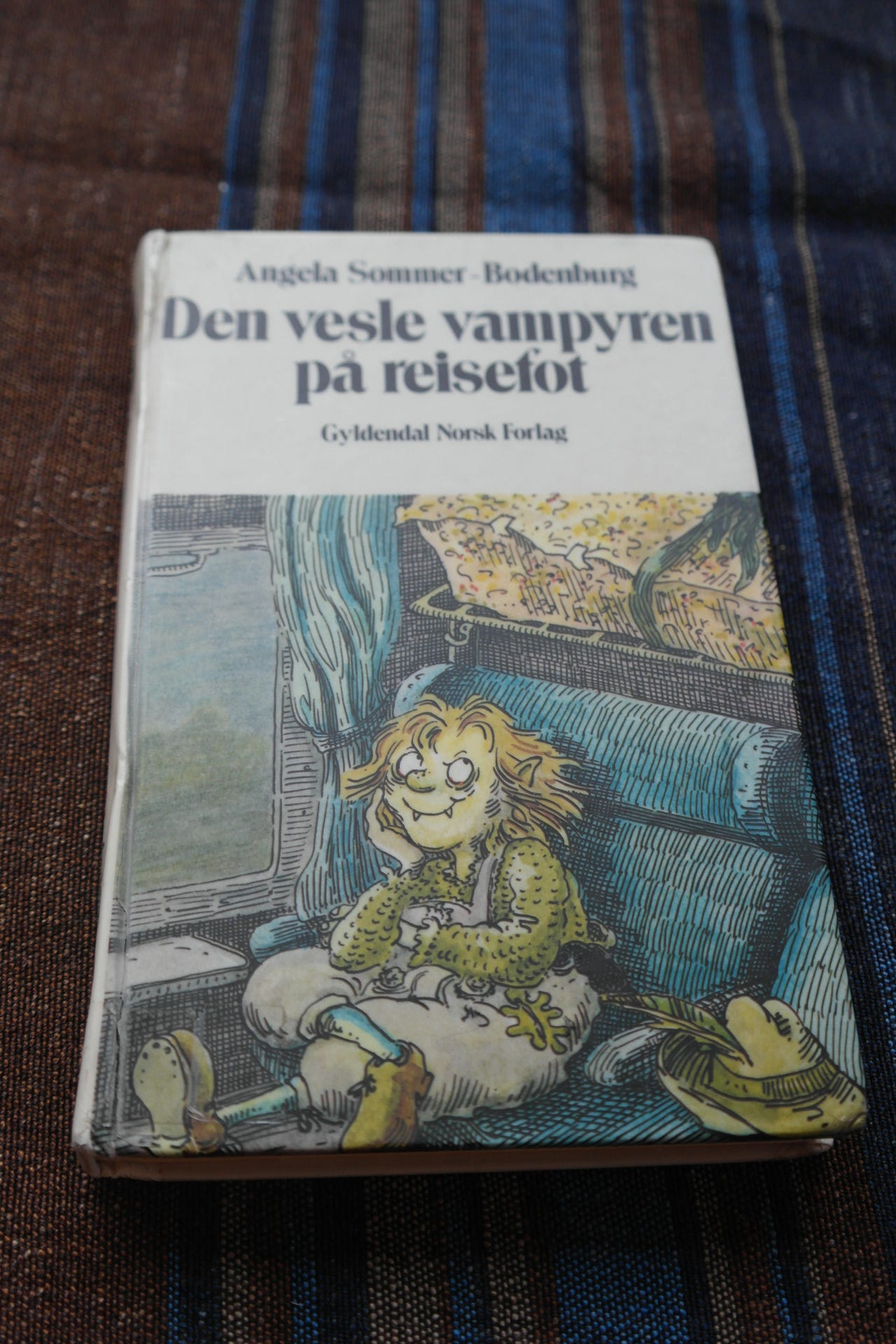 Angela Sommer-Bodenburg - Den vesle vampyren på reisefot - Gyldendal ...