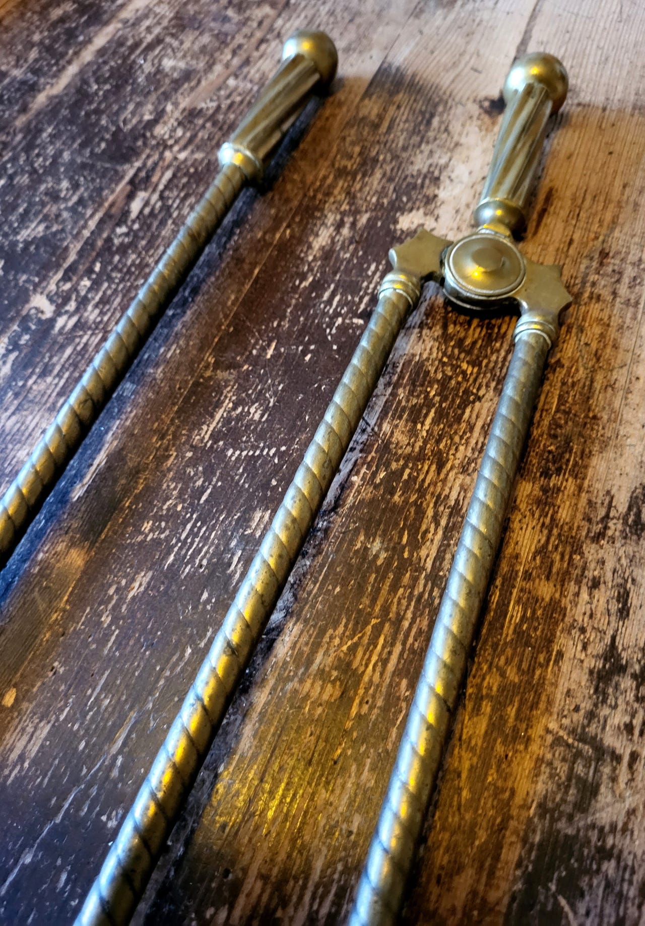 Antikk fransk peissett i messing, flott med patina, ildrake og tang, 56 ...