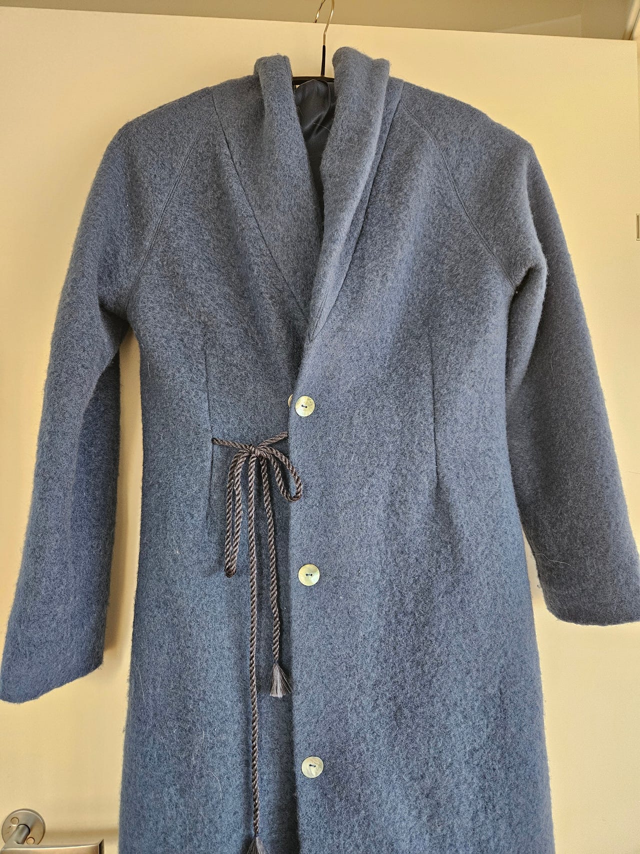 Fin innsvinget lang ullkåpe med hette | FINN-torget