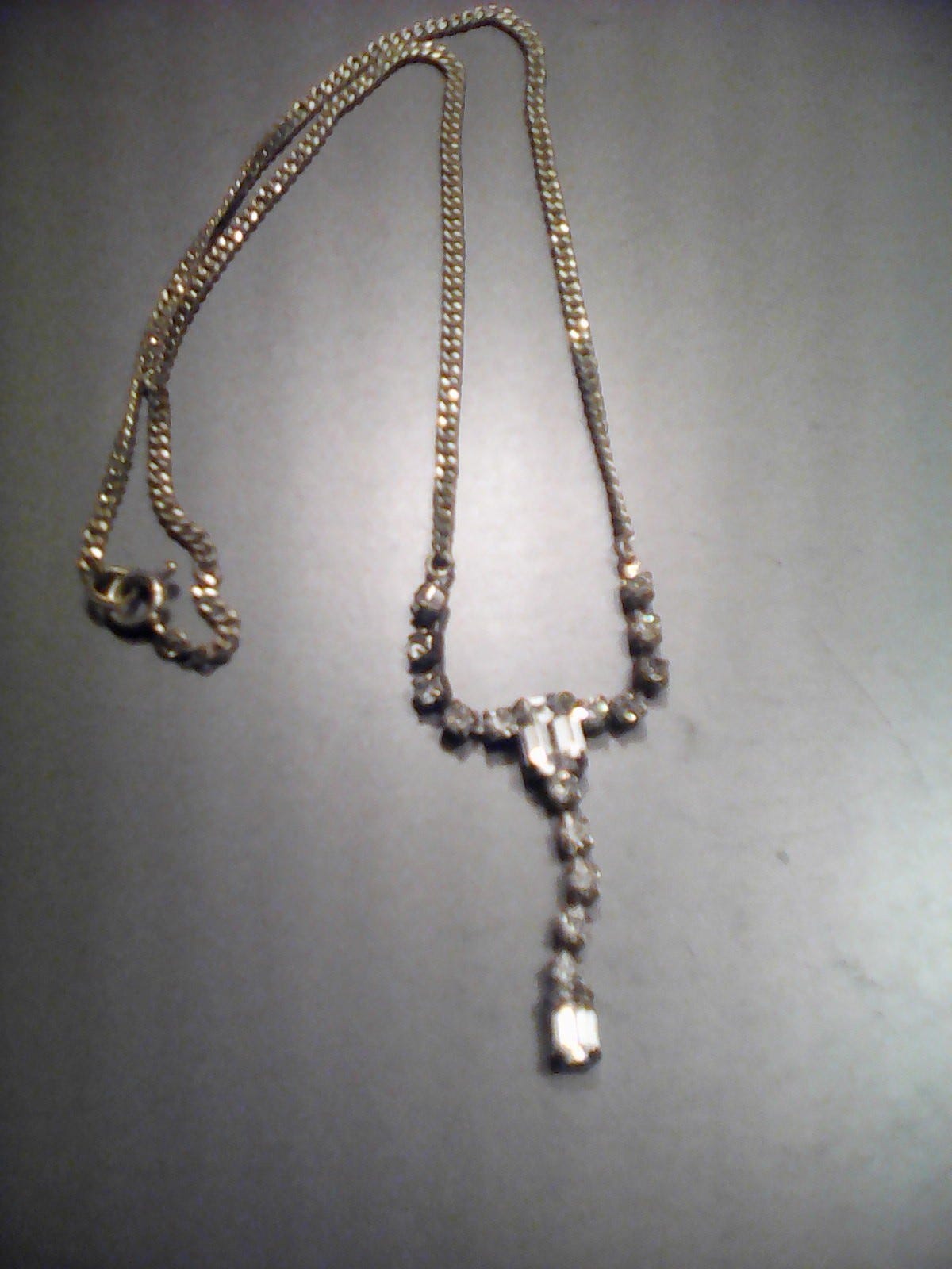 Sølvfarget kjede med blanke stener, pent, selges kr 50,- + porto. | FINN-torget