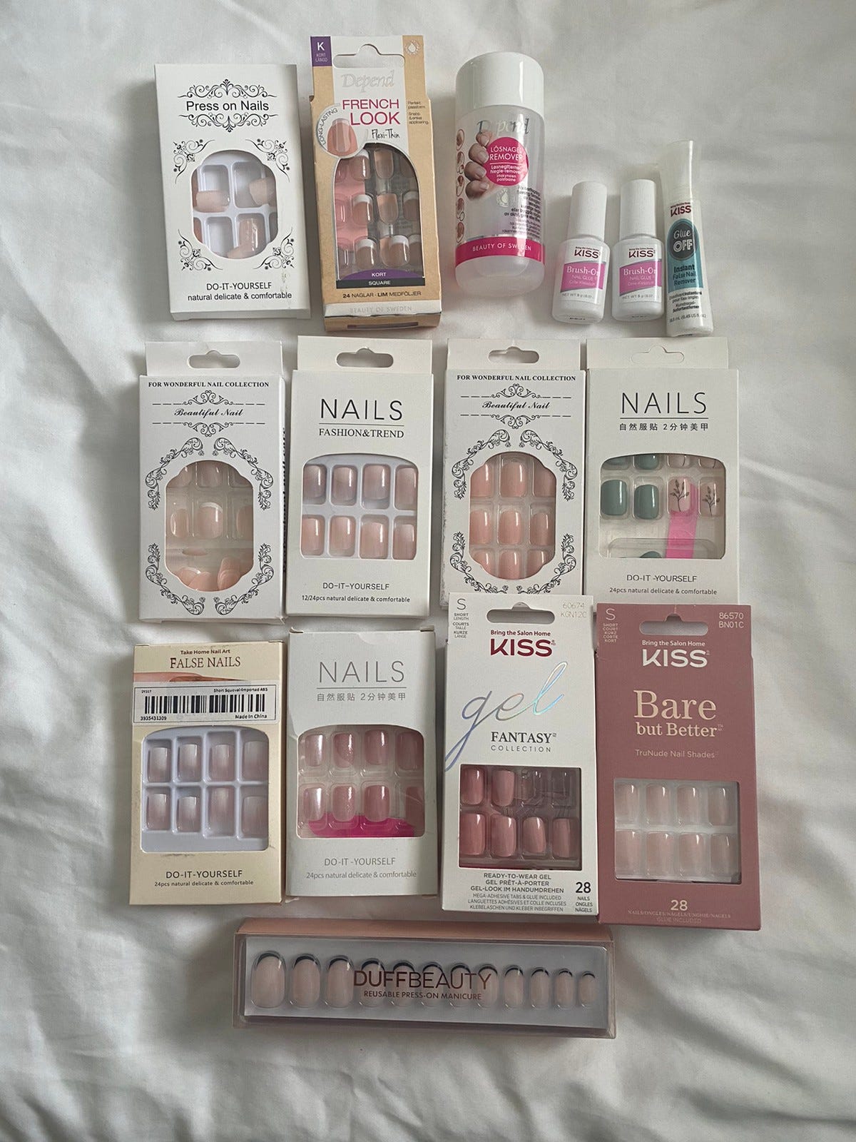 Pakke med løsnegler / falske negler / press on nails fra Kiss, Depend ...