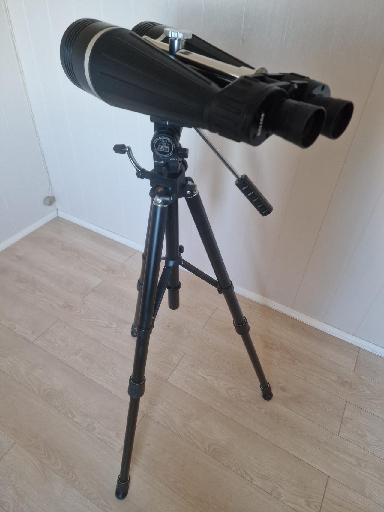 First Horizon kikkert med stativ | FINN torget