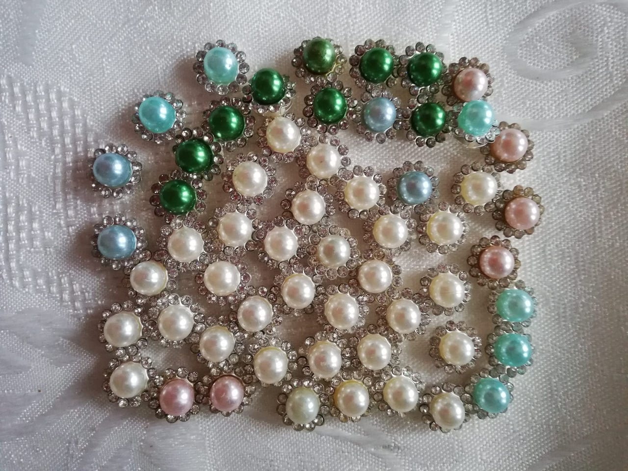 Knapper: 58 perleknapper,ca 12mm | FINN torget