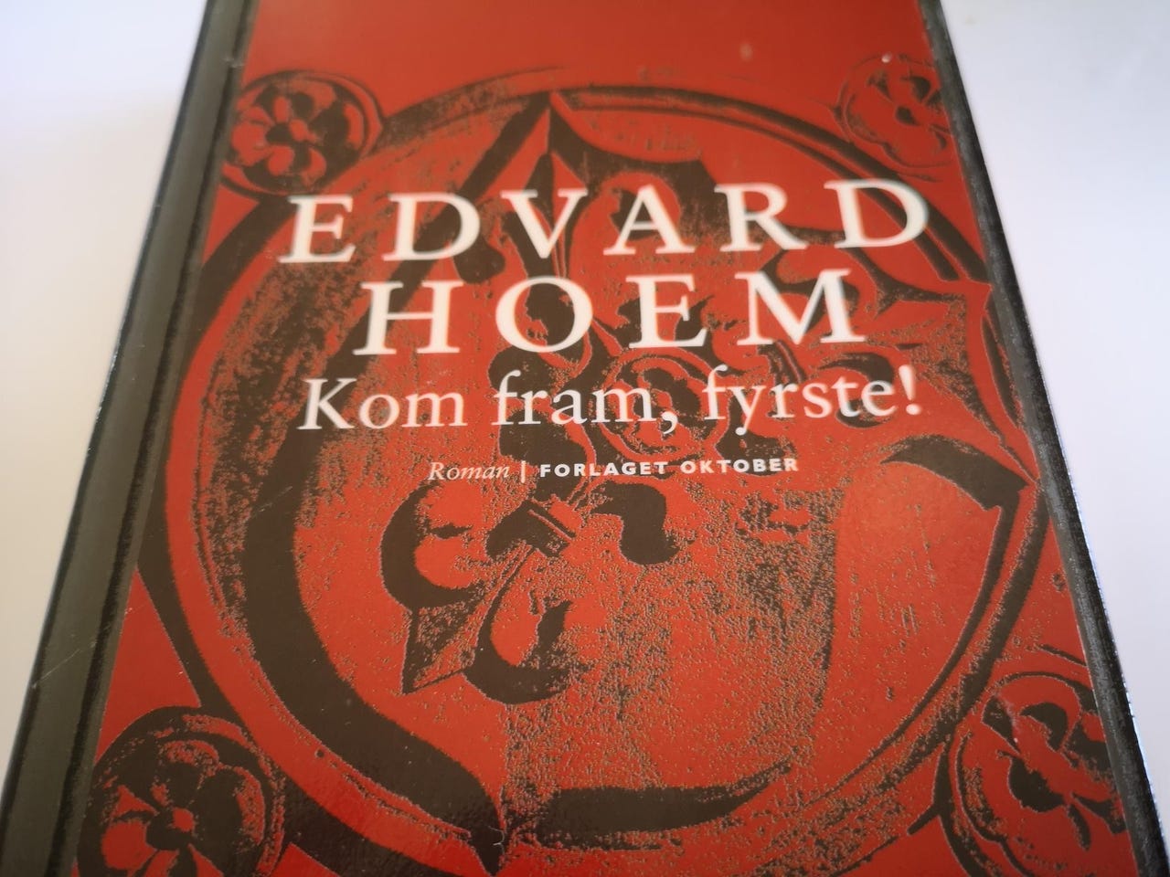 Edvard Hoem, Kom fram, fyrste! | FINN-torget