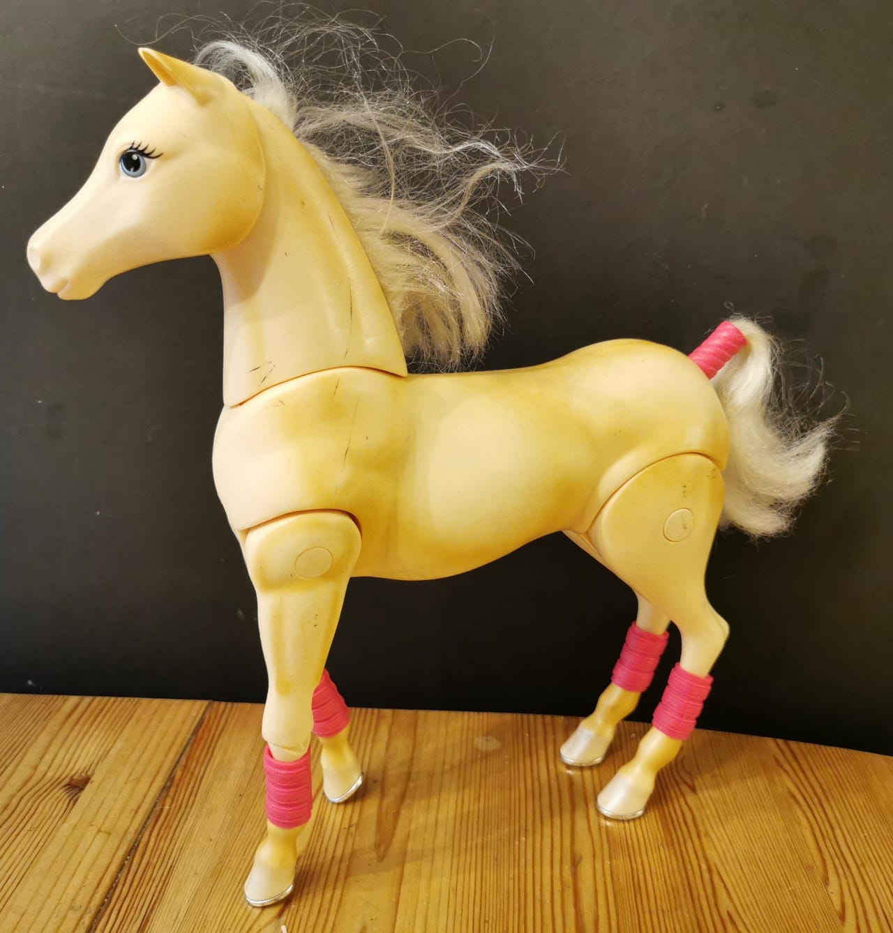 Barbie hester, badekar/seng + forskjellige dukker | FINN-torget