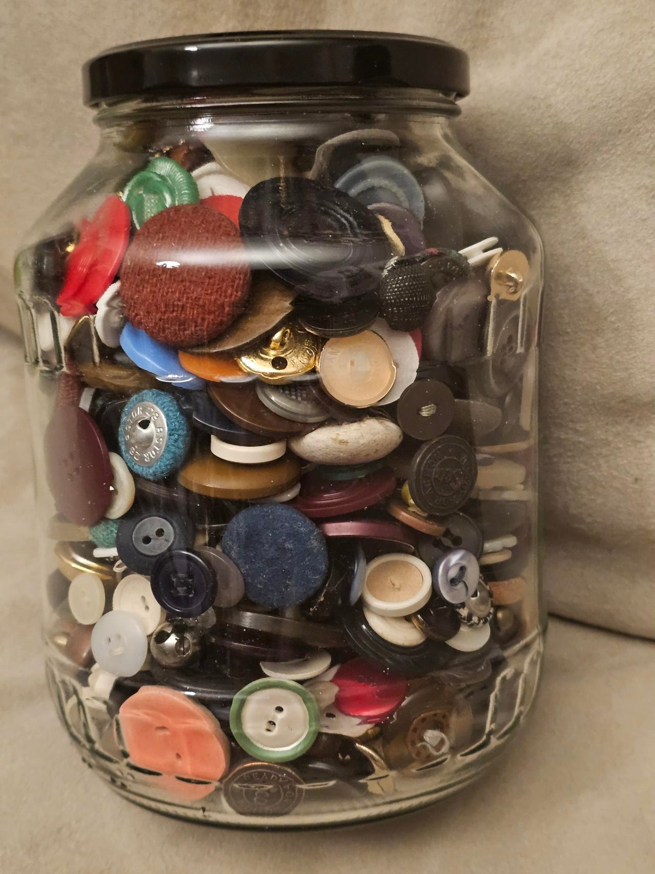 Stor samling av knapper selges billig | FINN-torget