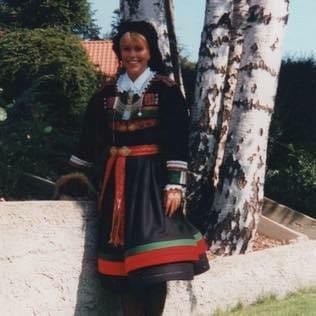 Flott Setesdal bunad med alt av sølv vurderes solgt. Bud fra kr 80.000 ...