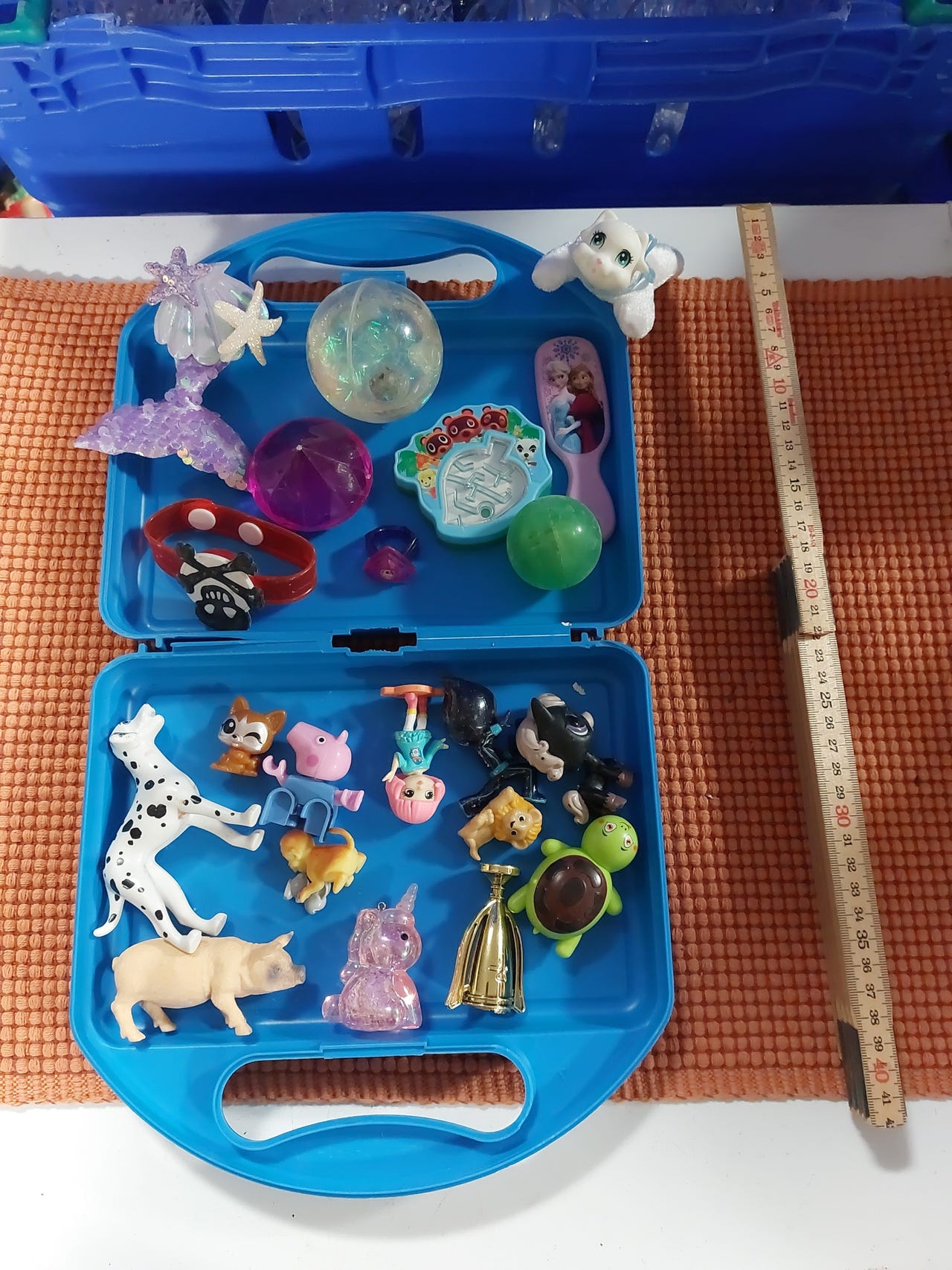 Leke skrin med diverse figurer og andre leker | FINN-torget