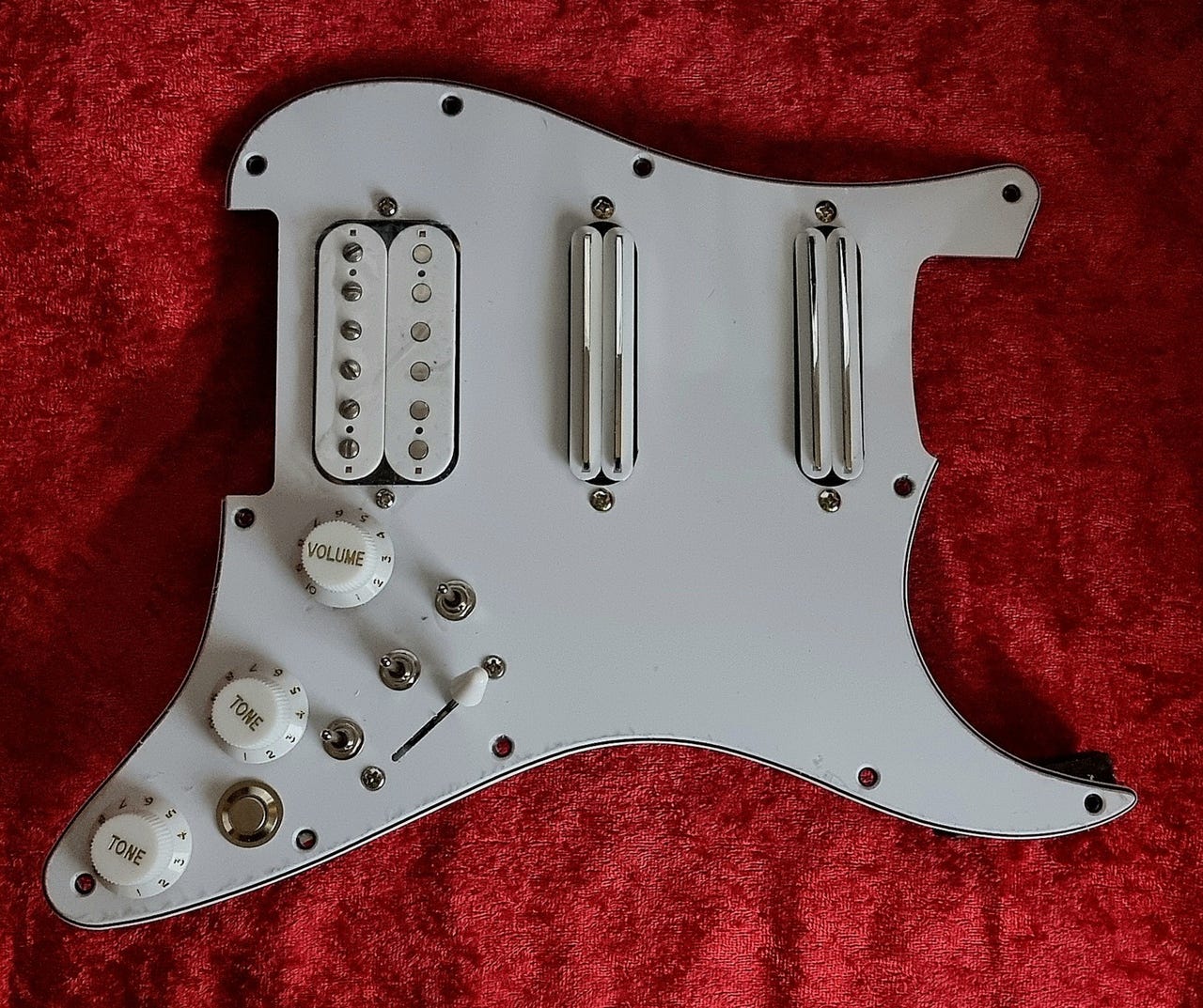 Full loaded HSS pickguard for stratocaster med singelcut wiring og kill ...