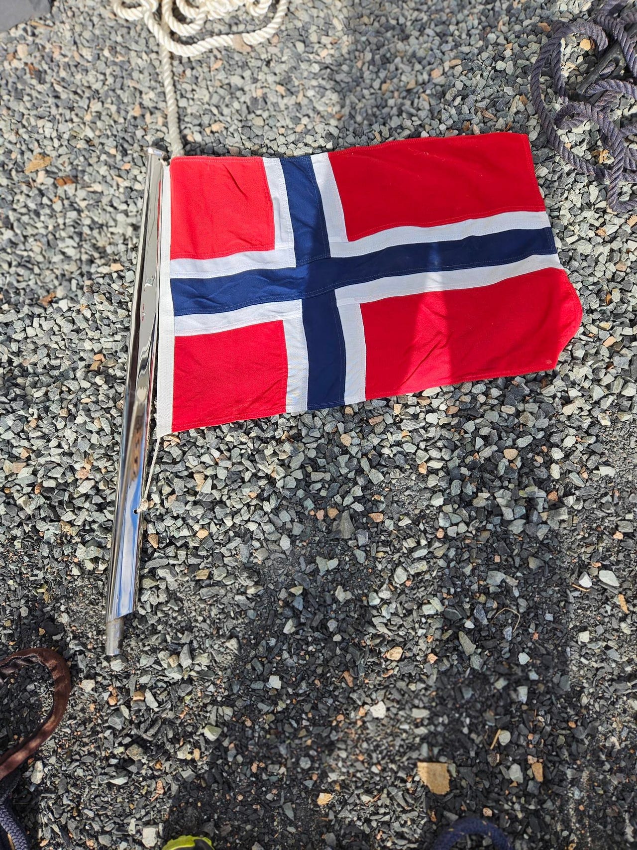 Syrefast flaggstang med flagg | FINN torget