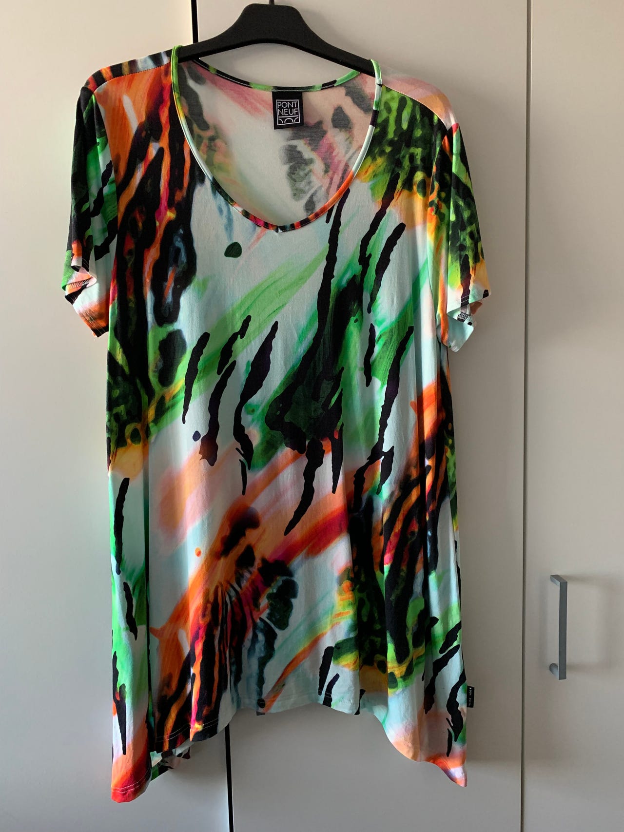 Fargerik topp brukt kun 2 ganger! | FINN torget