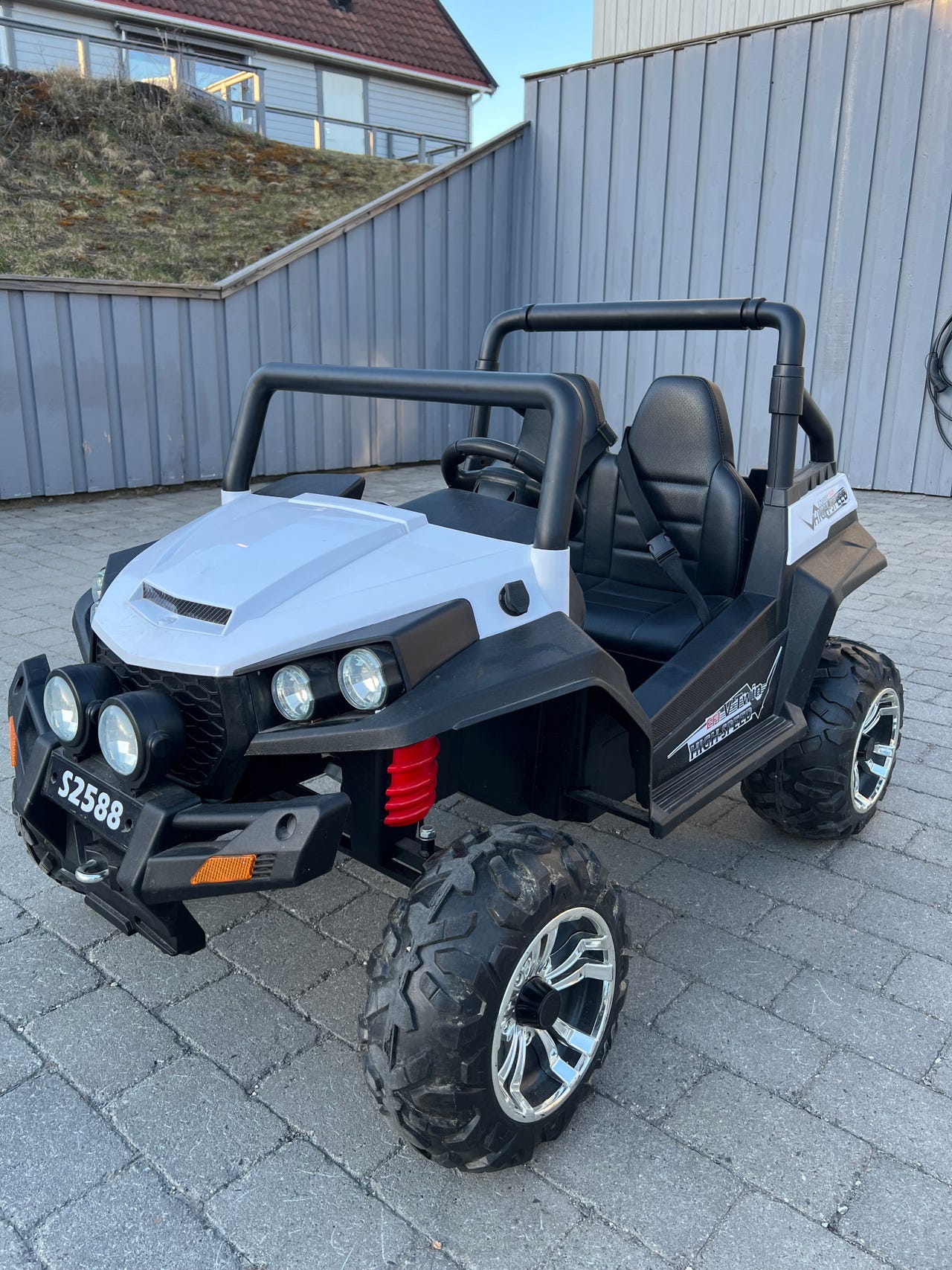 2 SETER ELBIL FOR BARN, 4WD, HVIT | FINN torget