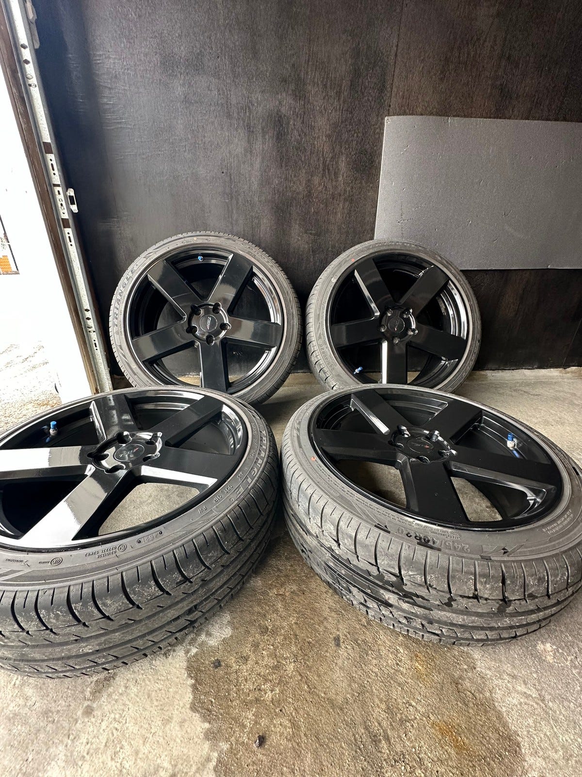 Tsw Bristol felger med 245.40r20" nesten nye dekk. | FINN-torget