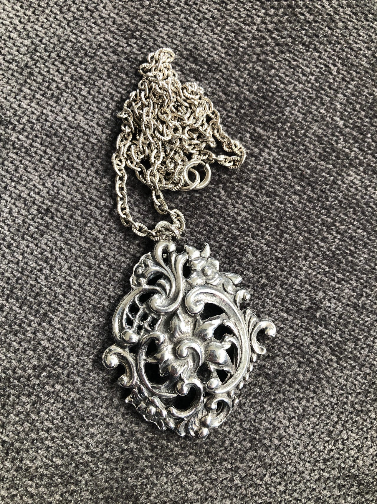 Vintage halskjede, tinn? | FINN-torget