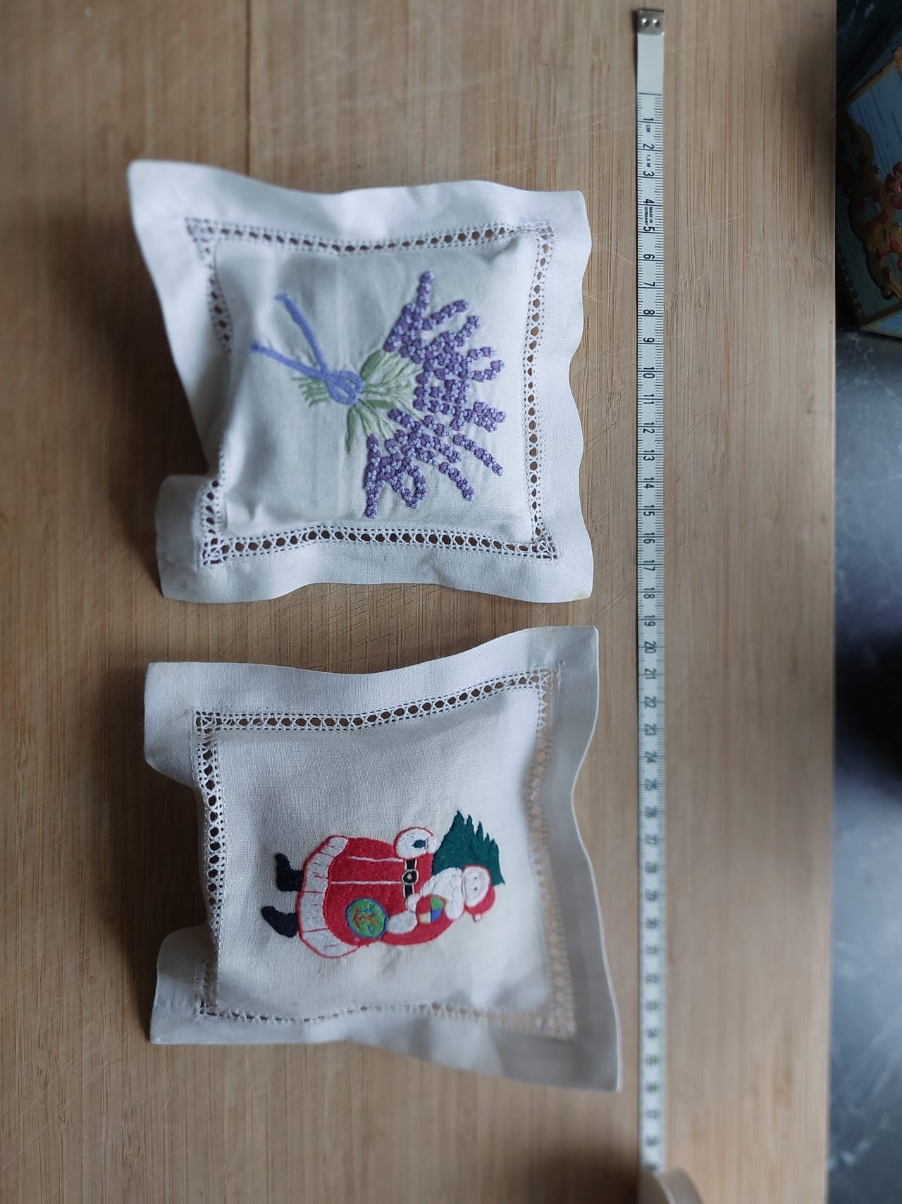 To håndsydde og broderte lavendel puter | FINN-torget