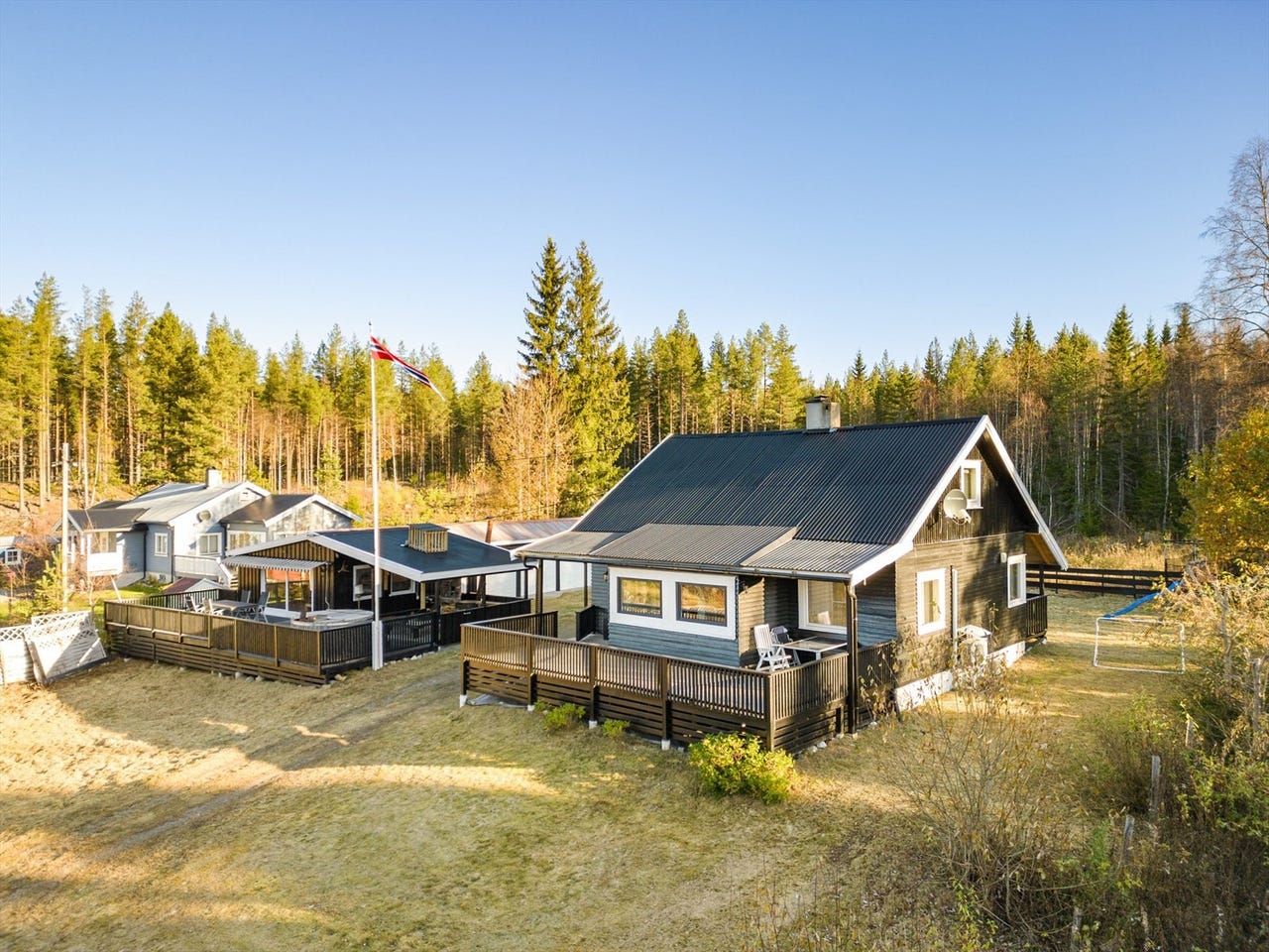 Pen og godt oppgradert enebolig på romslig tomt like ved Osensjøen ...