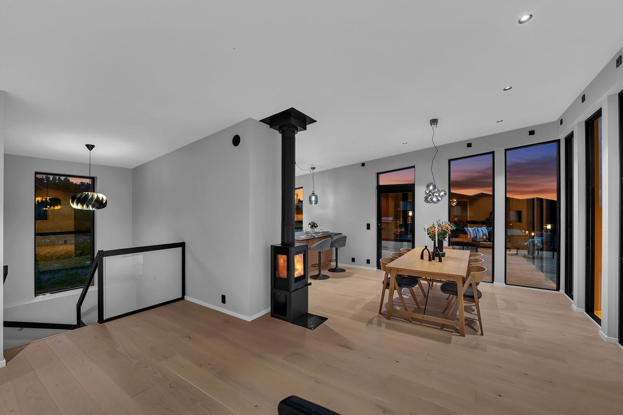 Eksklusiv enebolig med svært høy standard og mjøsutsikt. Vannbåren ...