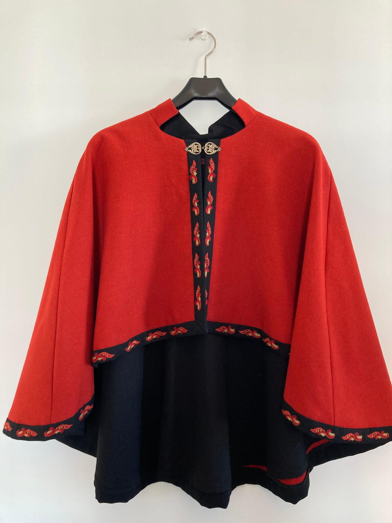 Bunad cape til Vest Telemarks bunad | FINN-torget