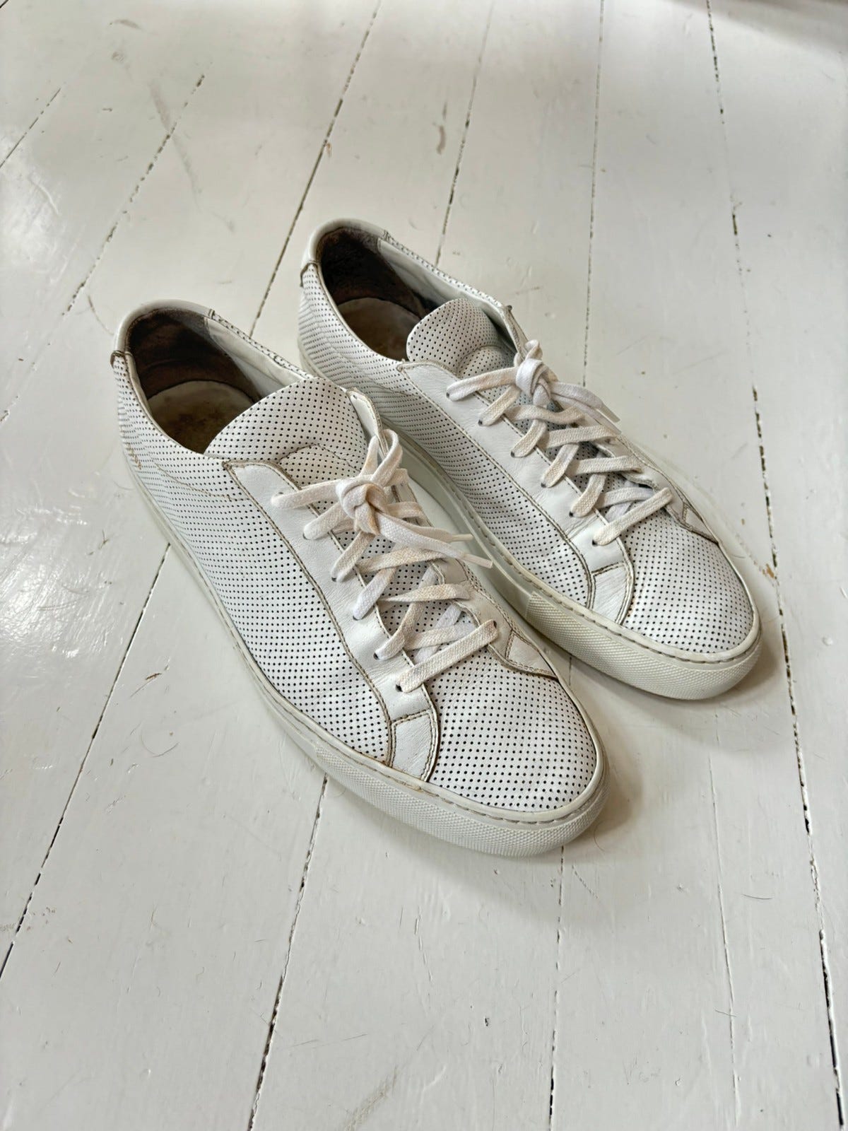 Common projects Achilles Perforated Leather Low-Top Sneakers | FINN-torget