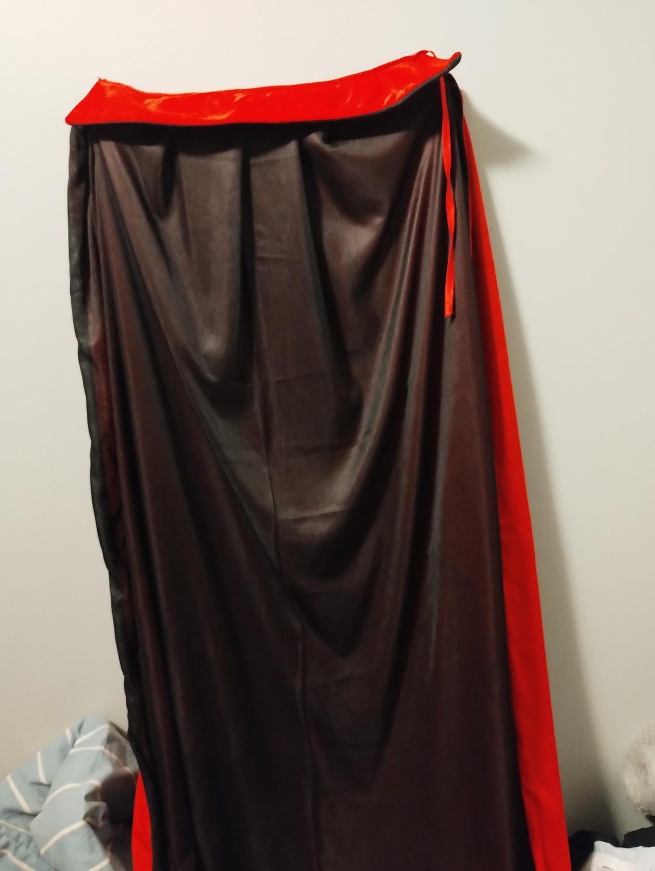 Vampyrisk kappe til Halloween eler cosplay | FINN-torget