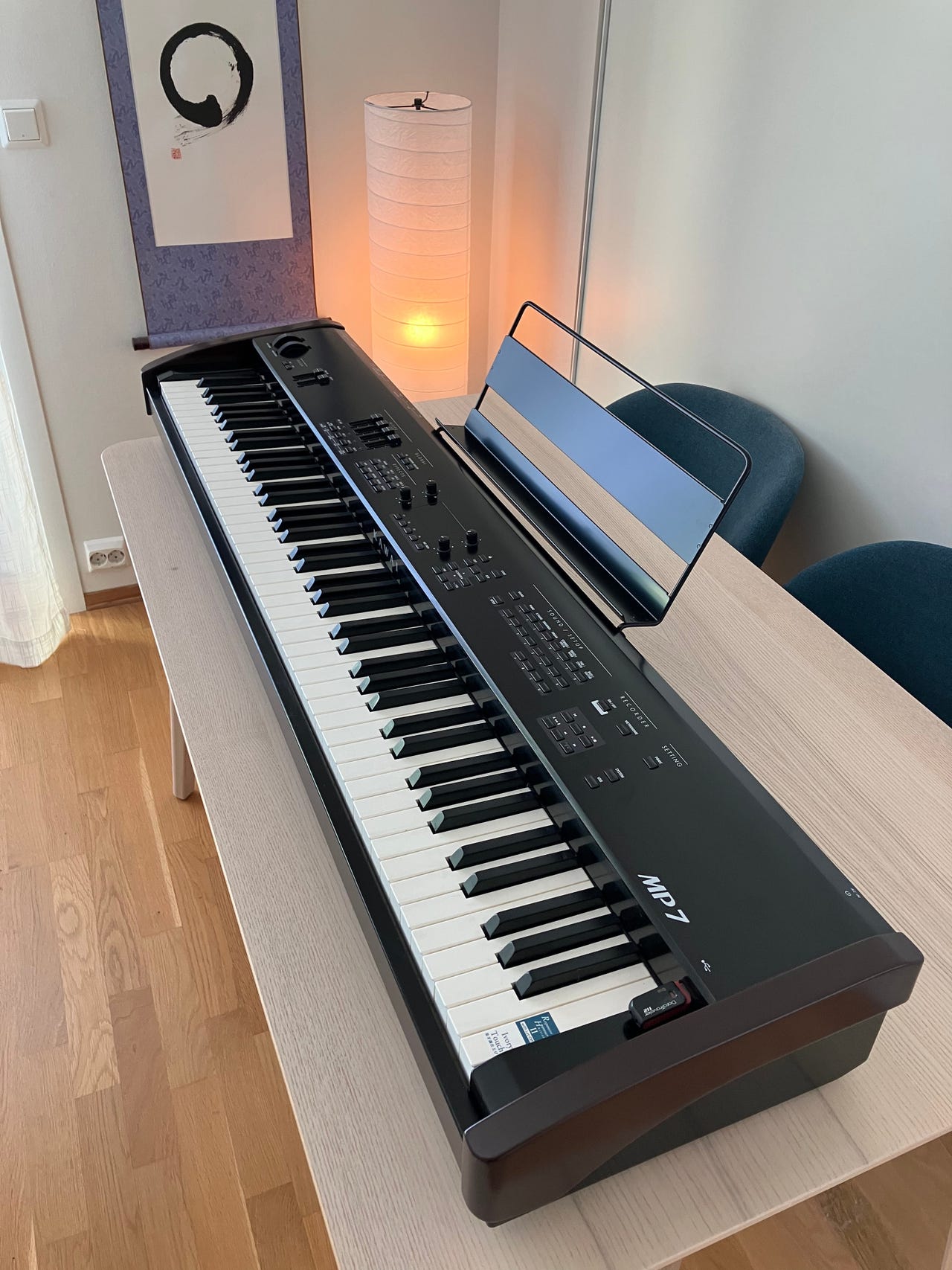 Strøkent Kawai MP7 Stage Piano m/ Stagg MXS-A1 stativ | FINN-torget