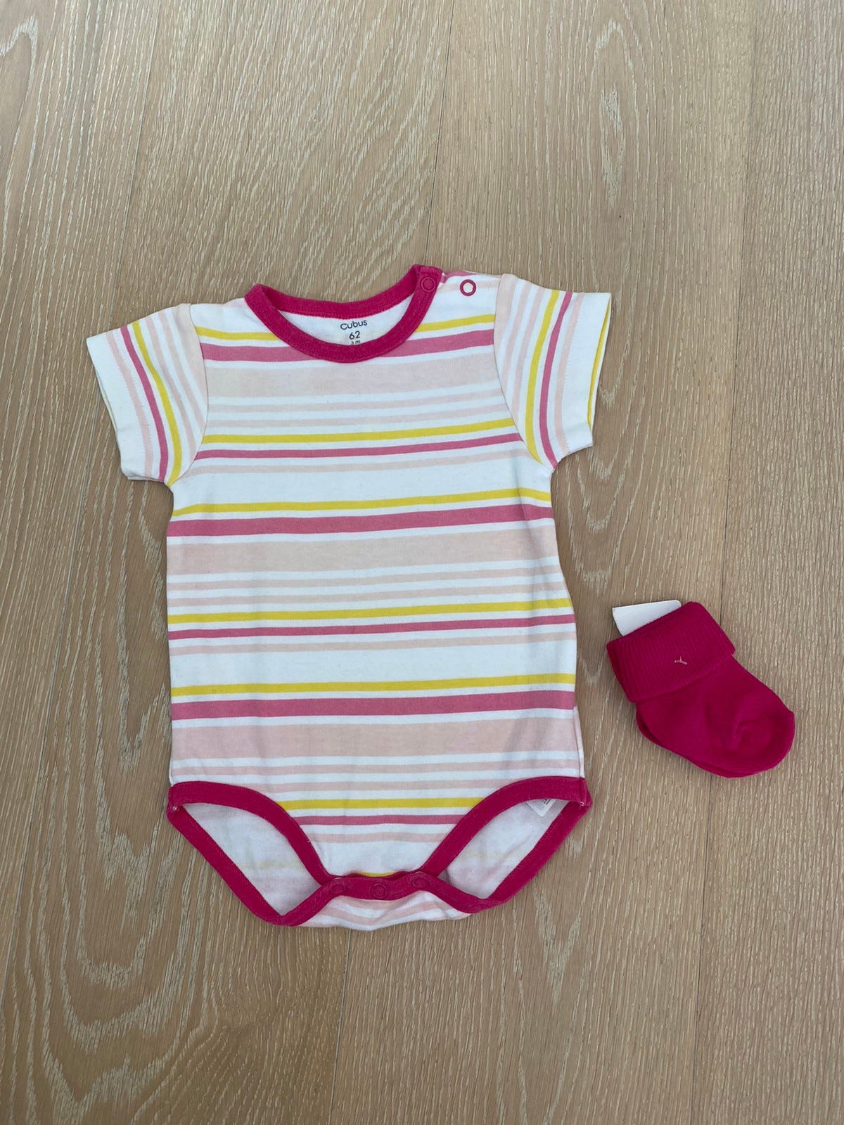 Body og matchende sokker til baby (str. 62) | FINN-torget