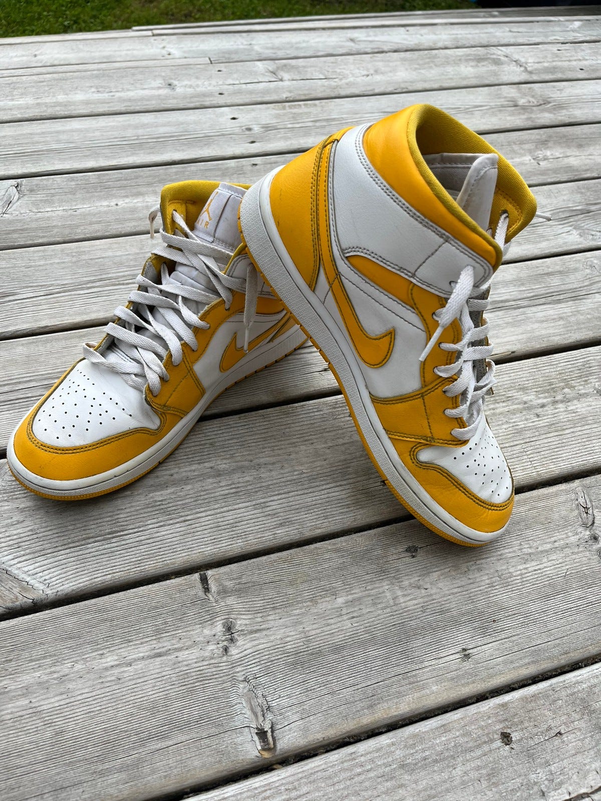 Hvit og gul Nike Jordan 1 mid, str 42,5 | FINN torget