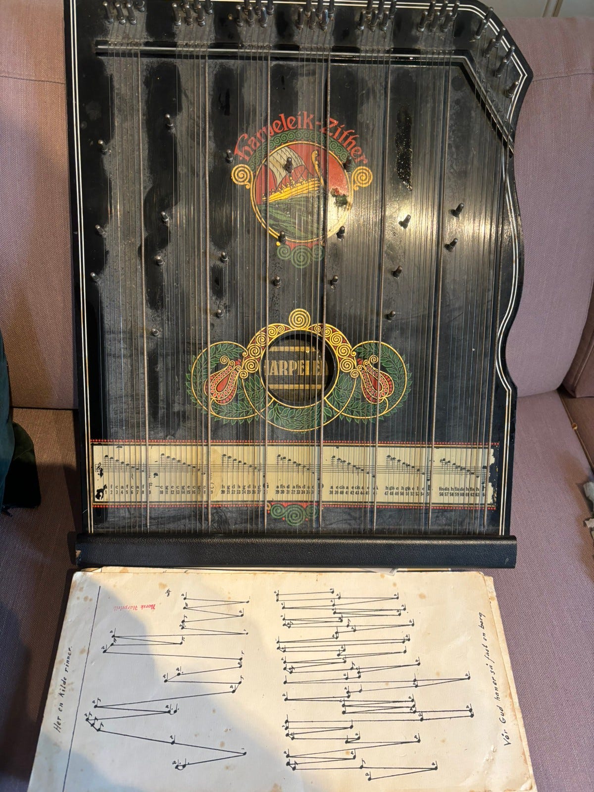 Zither harpeleik med noter | FINN torget