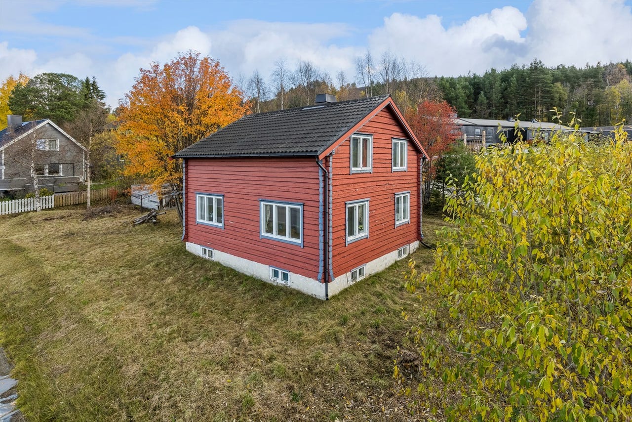 Eldre og sjarmerende enebolig på Dombås. Stor, eiet tomt på ca. 1 172 ...