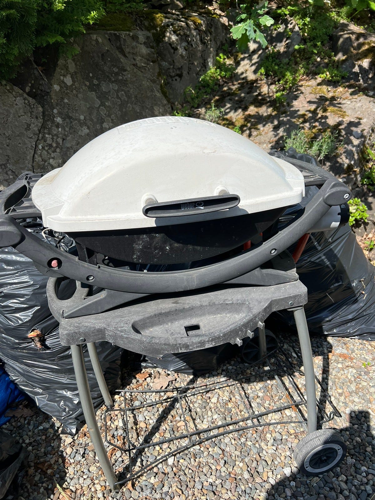 Eldre Weber Q2000 gassgrill selges | FINN torget