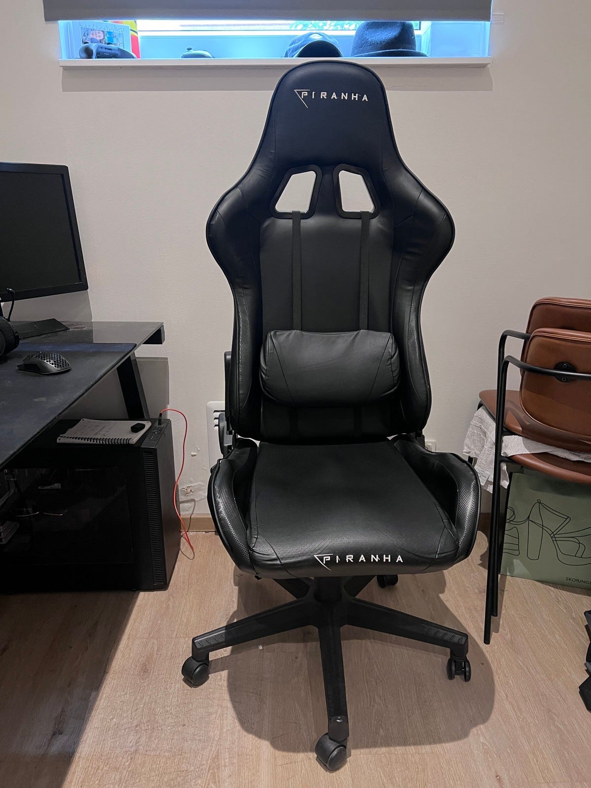 Piranha Gaming stol | FINN torget