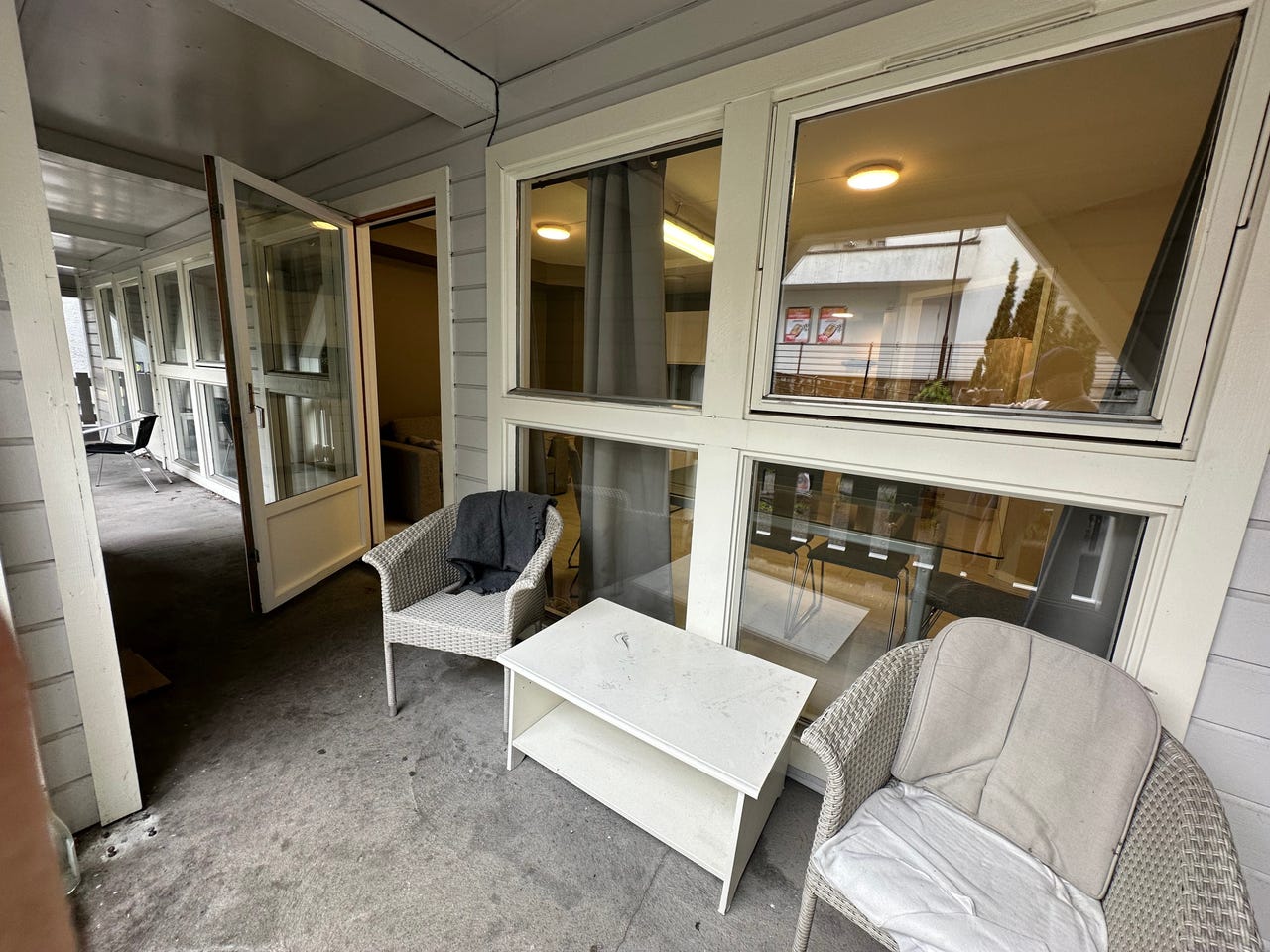 Møblert og fin 2-roms med overbygget terrasse, alkove/kontor og sentral ...