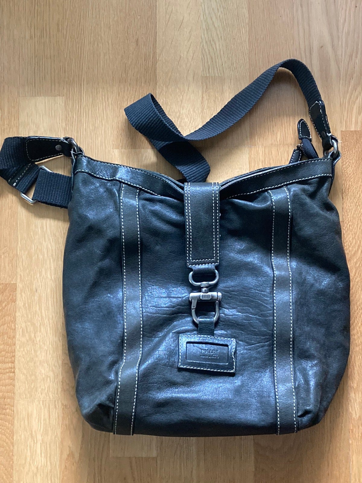 Fra Pollini dame veske, svart og veldig romslig. | FINN-torget