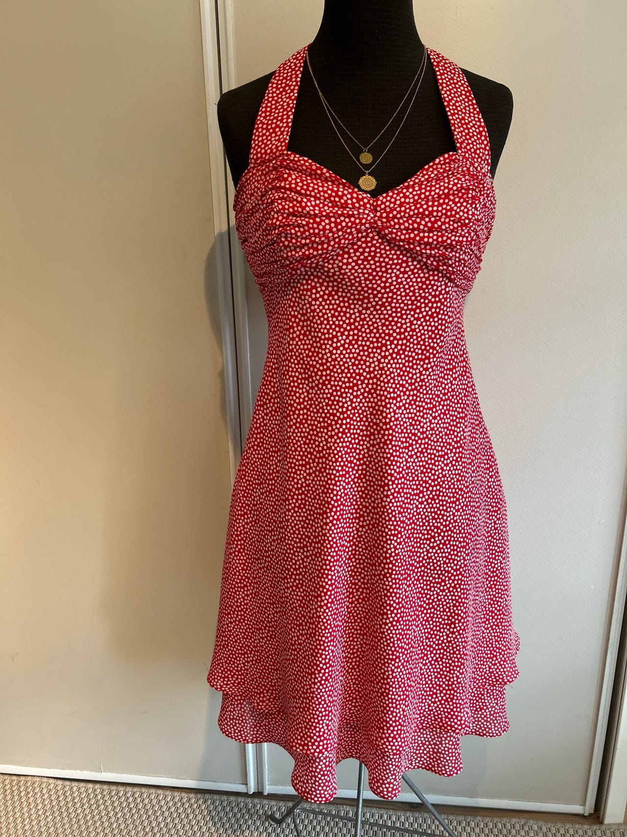 Lekker halter neck kjole S | FINN torget