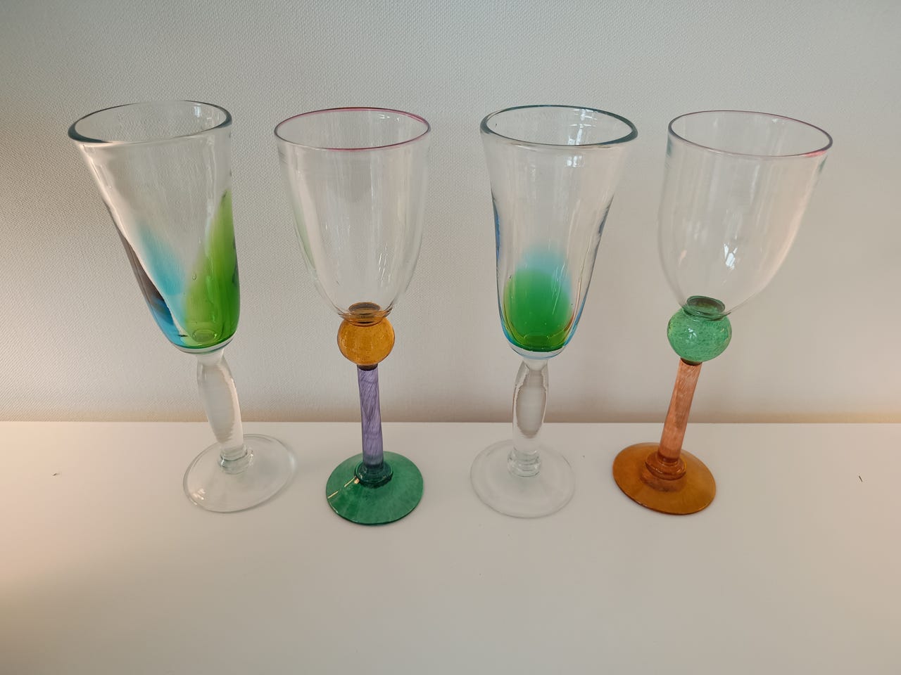 Fire flotte vinglass i kunstglass selges samlet | FINN-torget