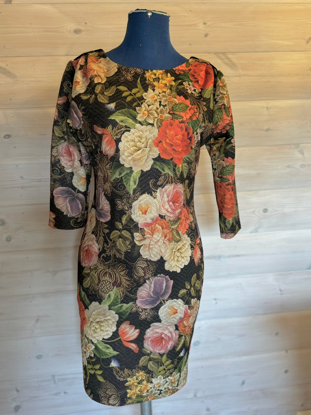 Pen kjole med fine farger. Str. 36-38 (se mål) . Fastpris + frakt | FINN-torget