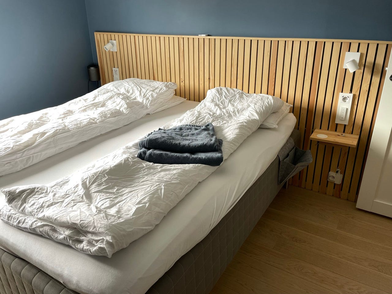 Spiler sengegavel med nattbord og mobillader | FINN-torget