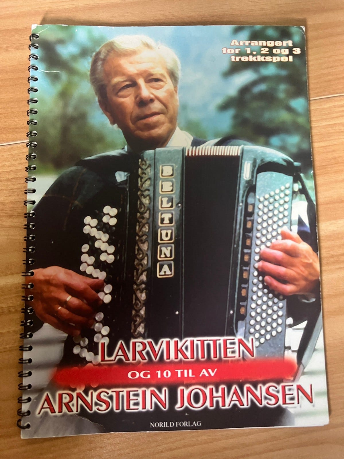 Larvikitten og 10 til av Arnstein Johnsen arrangert for 1, 2 og 3 ...