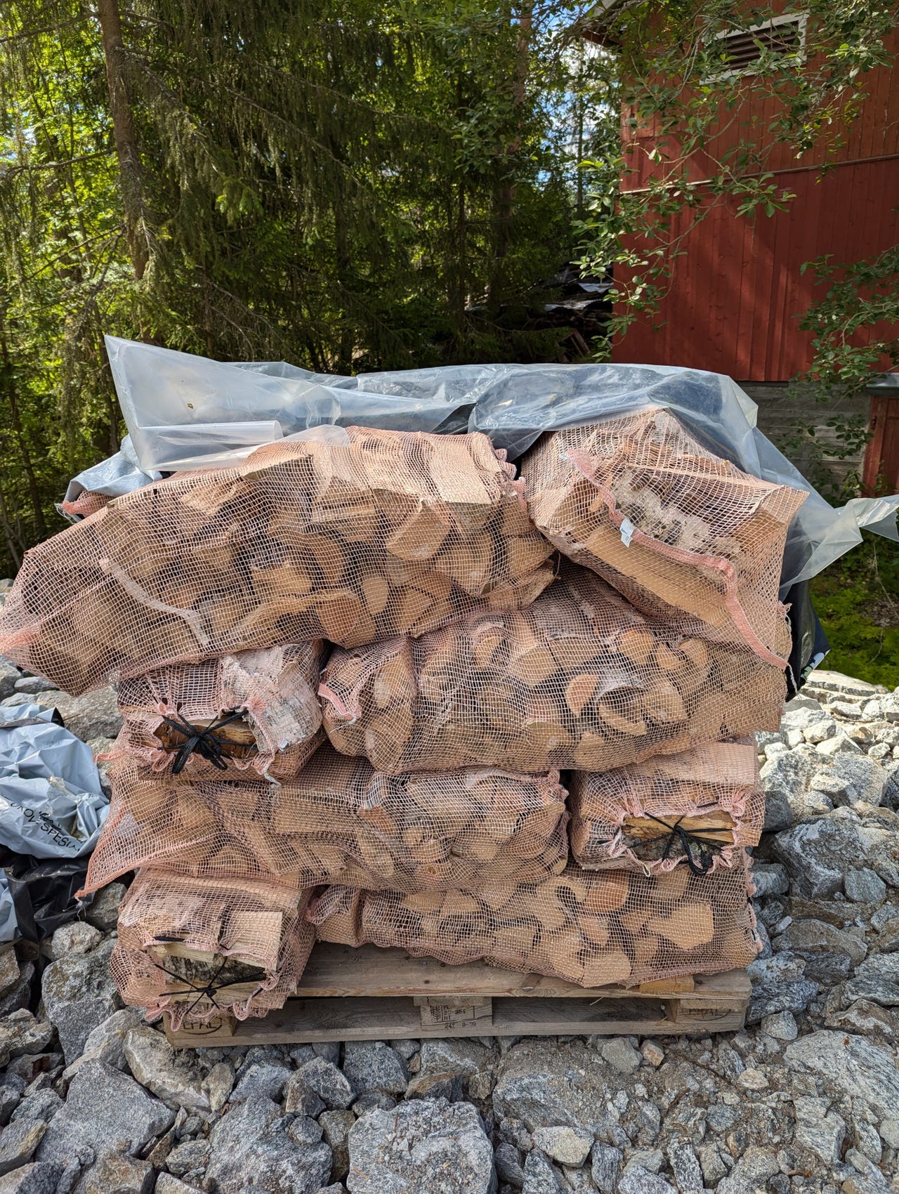 Ved i 60-liters sekk (bjørk eller furu) | FINN-torget