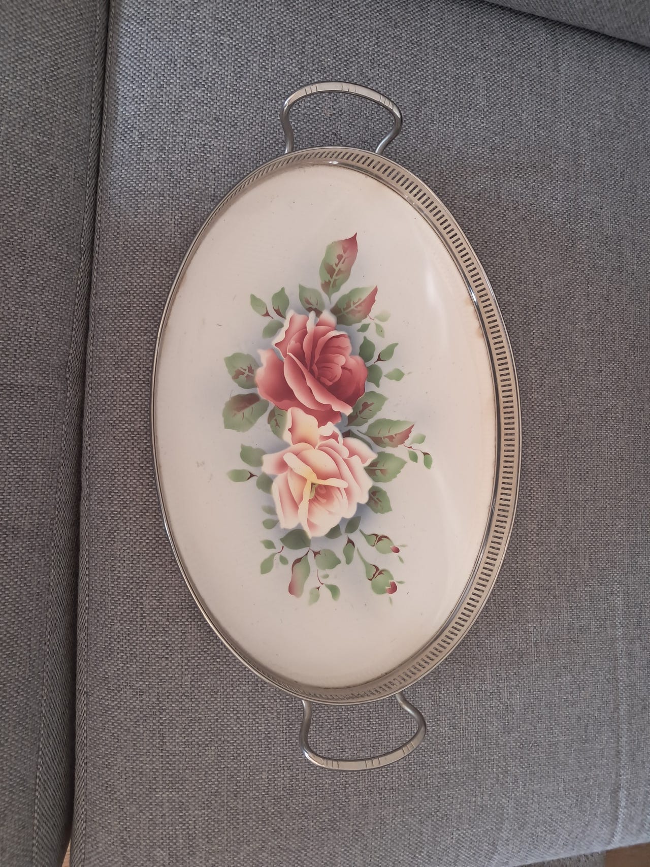 Nydelig antikk serverings brett med rosemotiv | FINN torget