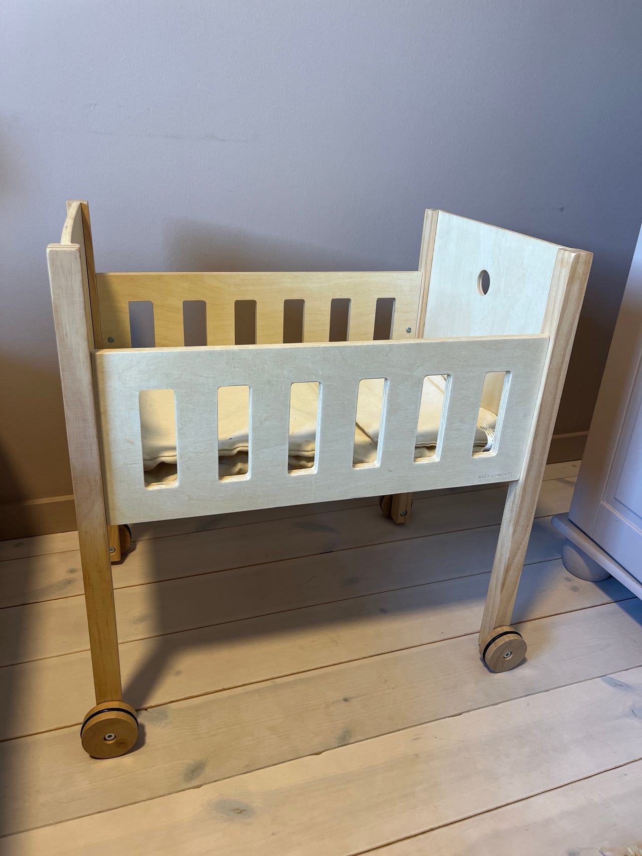 Dukkeseng i finér | FINN-torget