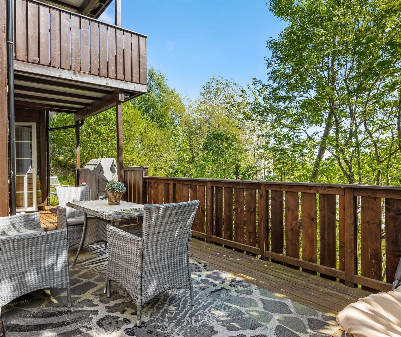 FASTPRIS* Lys, nyere (2015) 2-roms leilighet med stor og solrik ...