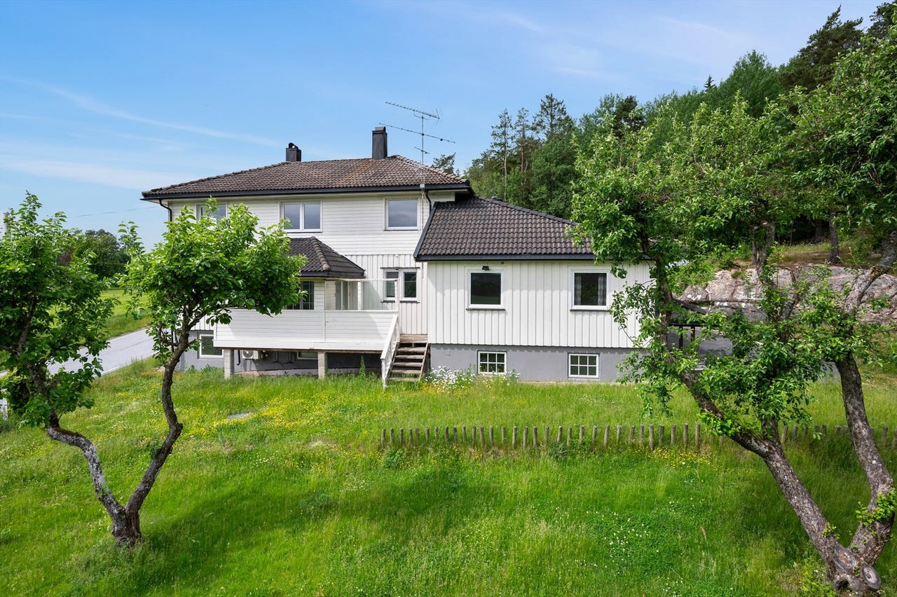 Romslig tomannsbolig på stor eiet tomt med landlig beliggenhet i ...